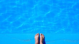 Maintenir une eau de piscine propre : conseils et solutions - Guide Conseils